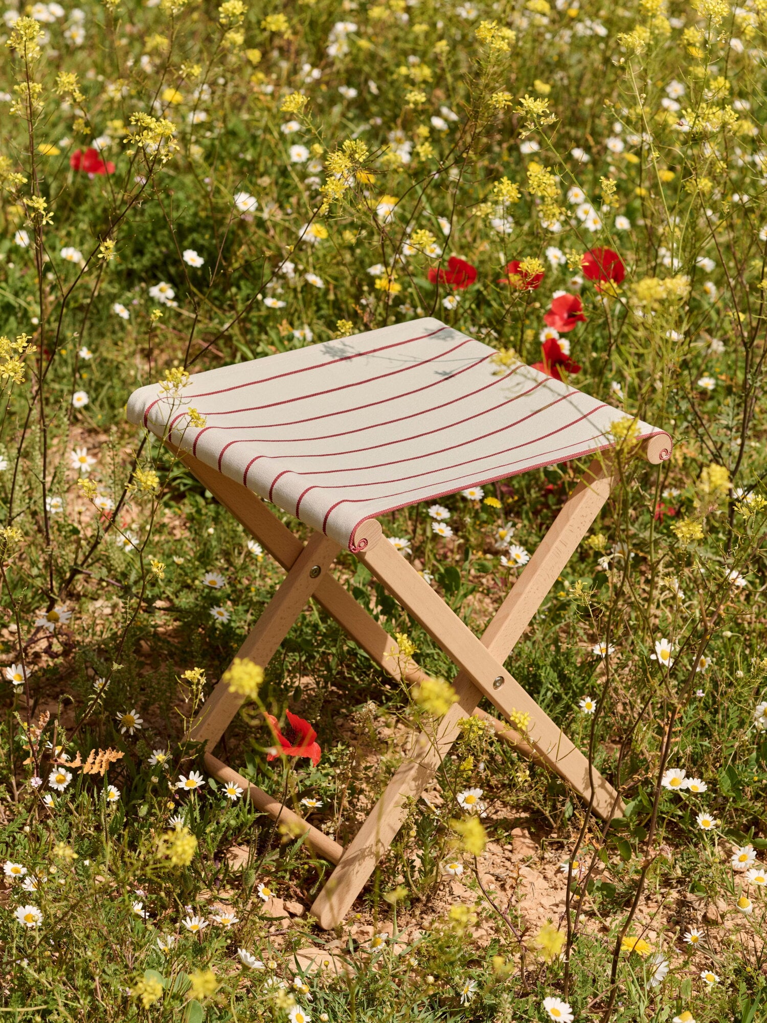 HAY Tabouret pliant Outdoor Market, beige - rayure rouge | Finnish ...