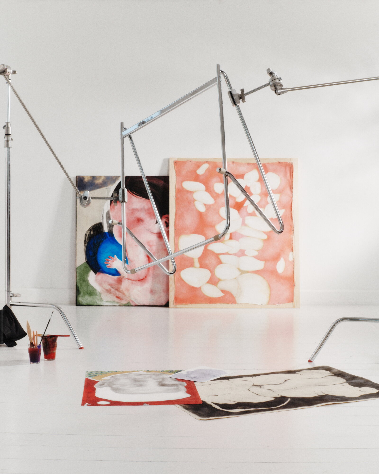 Pedestal Bloom TV stand, chrome | Finnish Design Shop