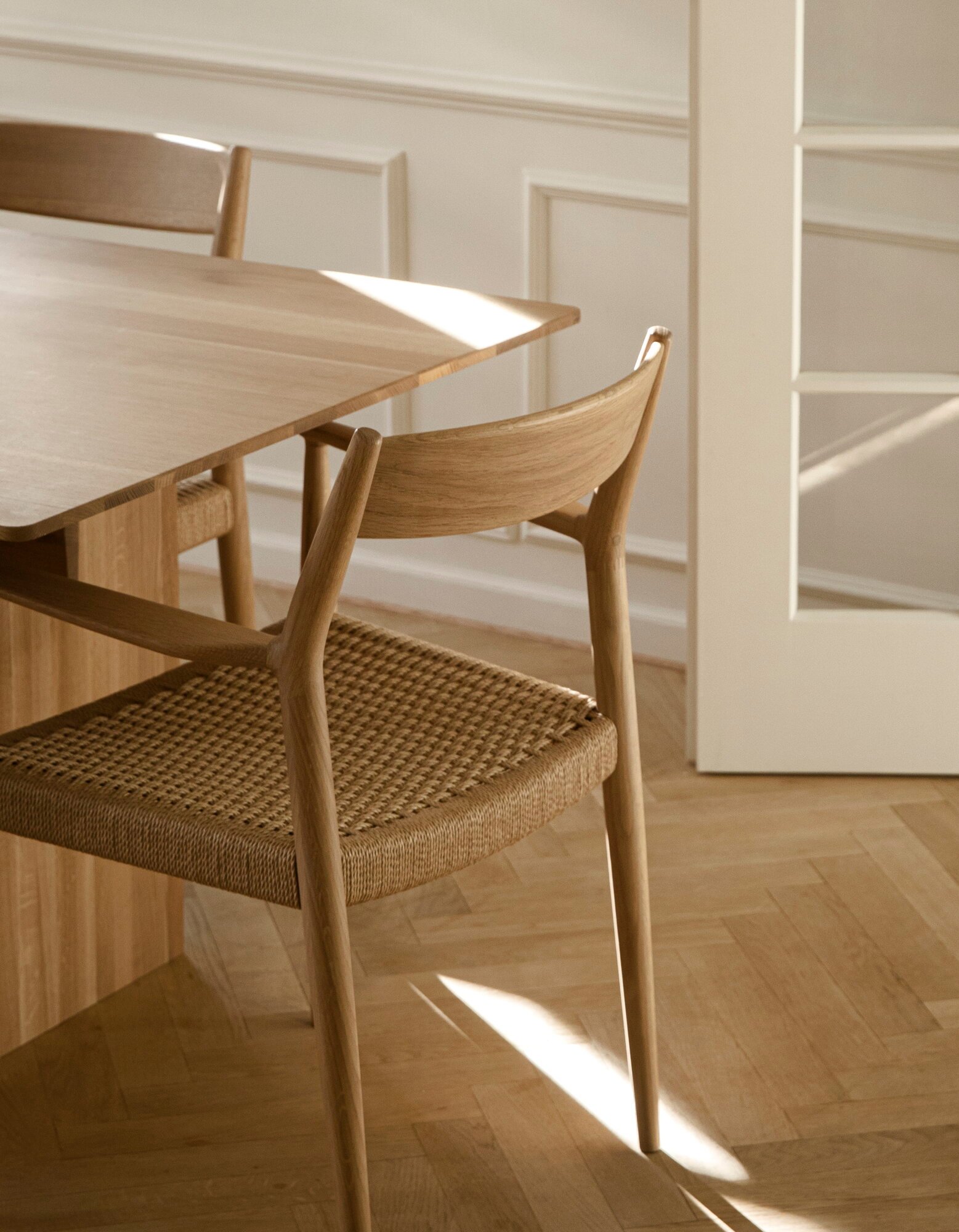 Karimoku Case N-DC01 dining armchair, lacquered oak - natural paper ...