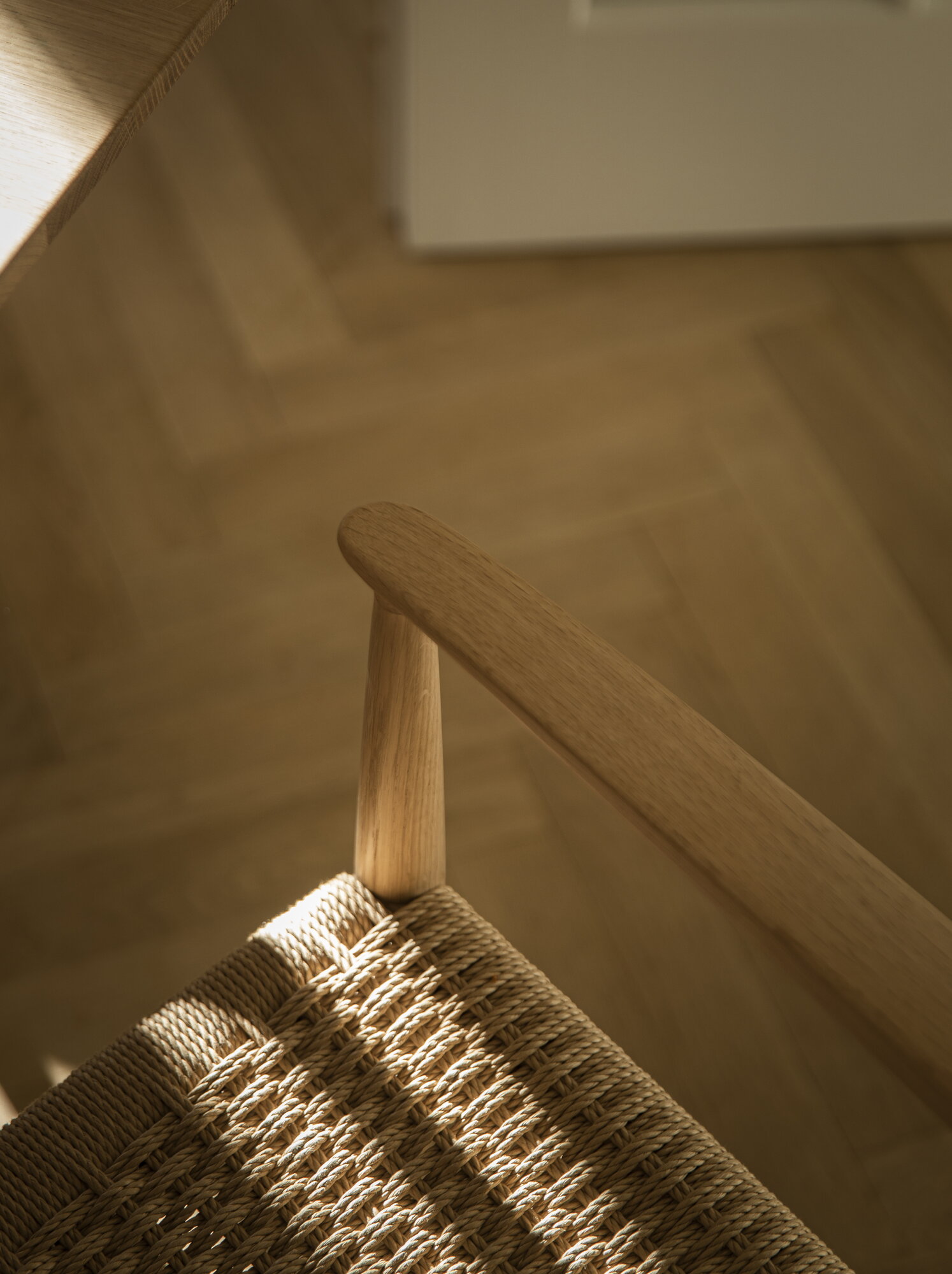 Karimoku Case N-DC01 dining armchair, lacquered oak - natural paper ...