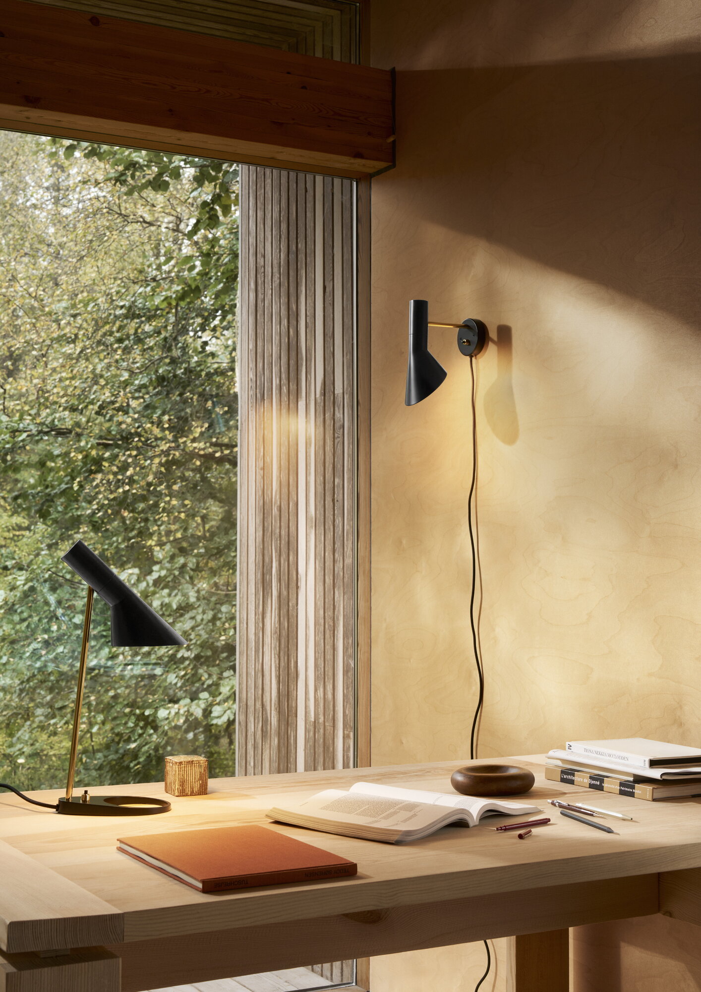 Louis Poulsen AJ Mini pöytävalaisin, messinki - musta | Finnish Design Shop