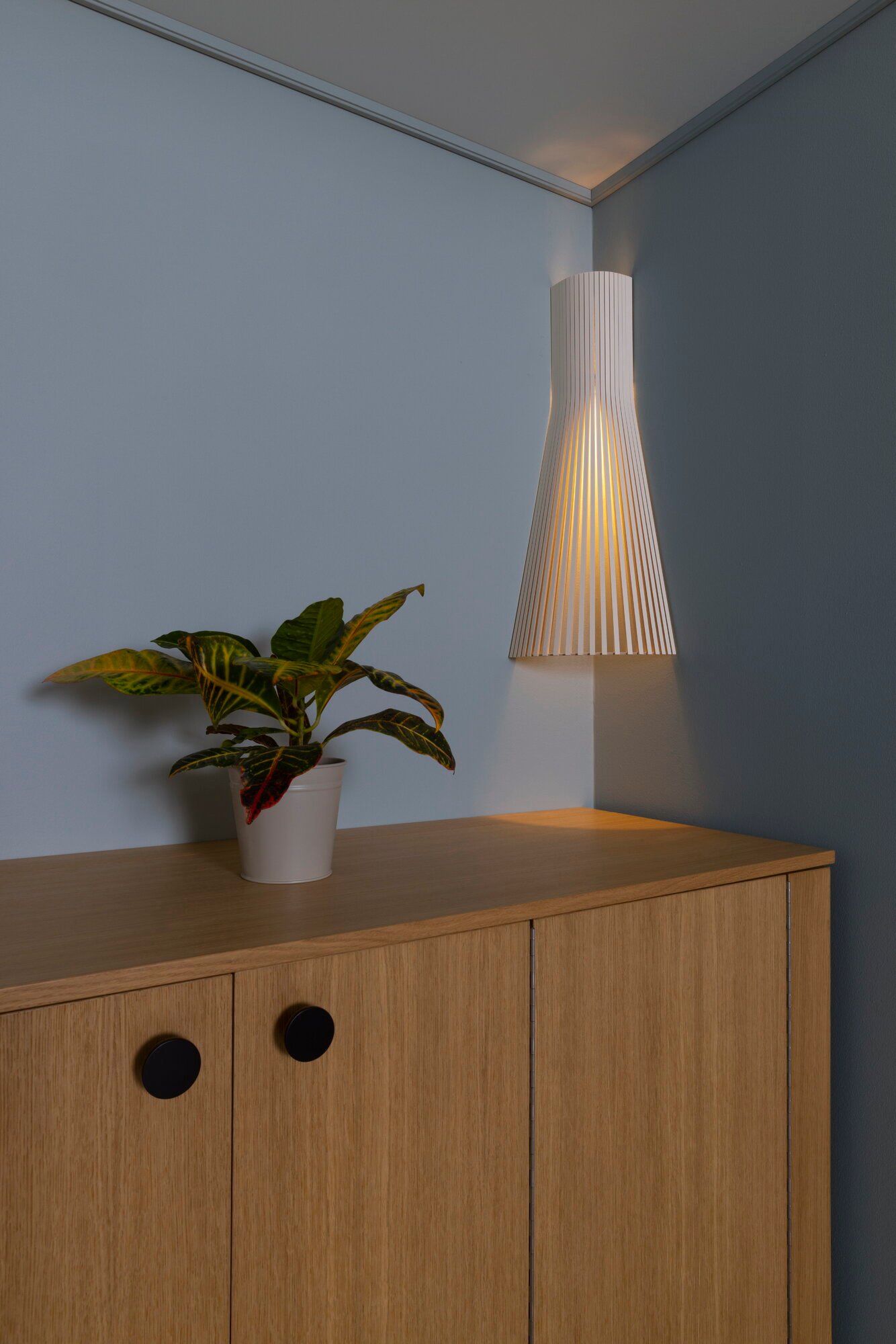 Secto Design Secto 4236 corner lamp, 60 cm, white | Finnish Design Shop