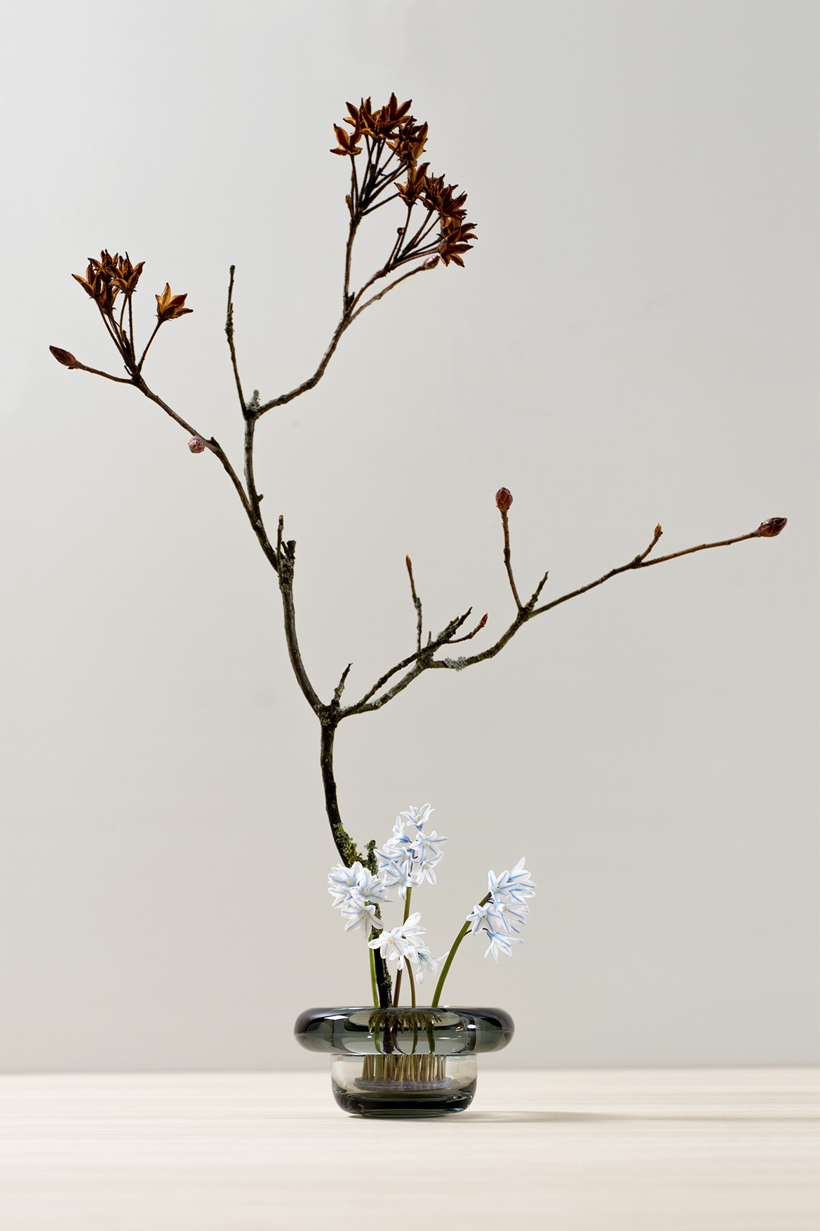 Nedre Foss Sirkel tealight holder, light grey | Finnish Design Shop UK