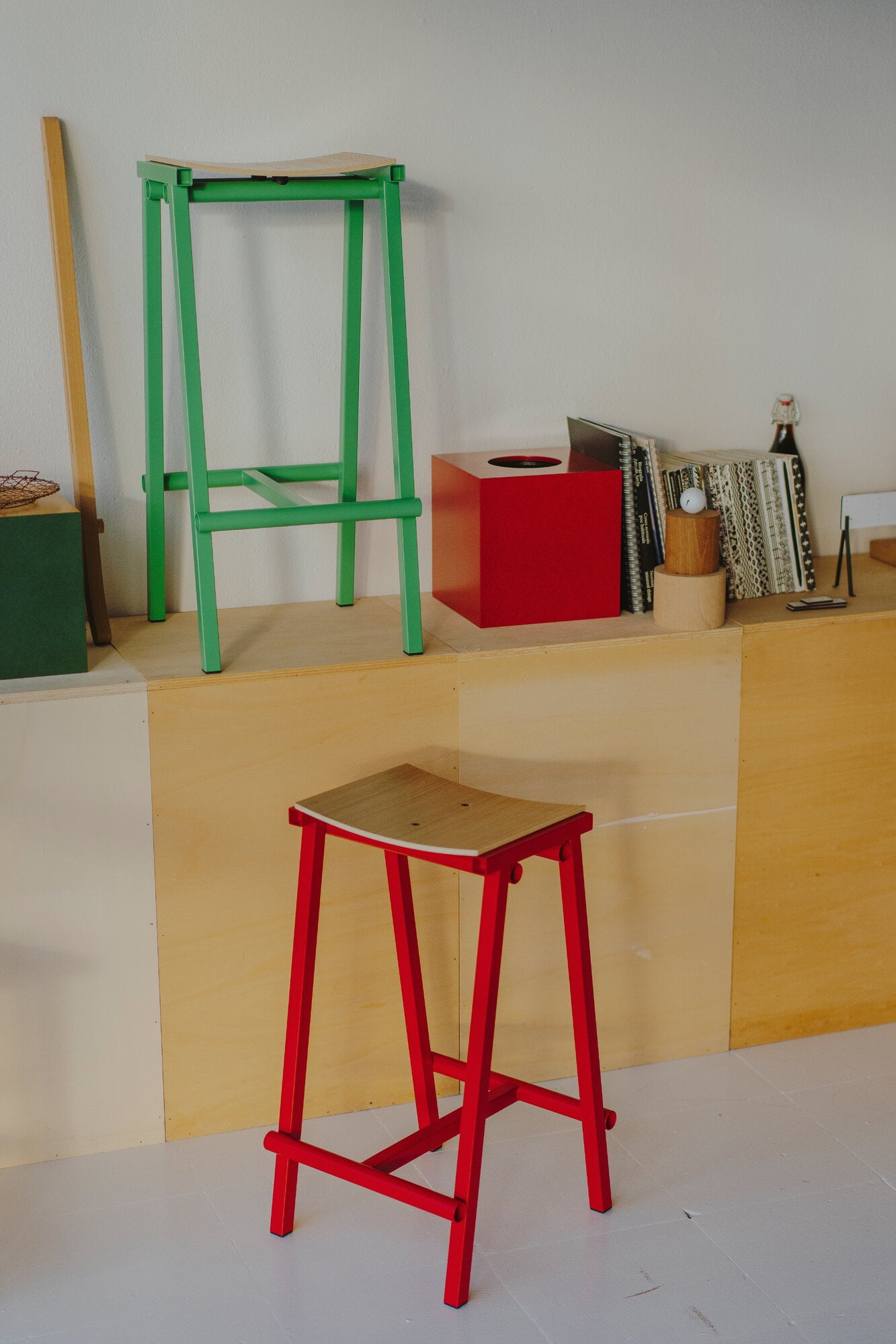 HAY Tabouret de bar Taburete 8, modèle bas, 65 cm, rouge signal - chêne ...