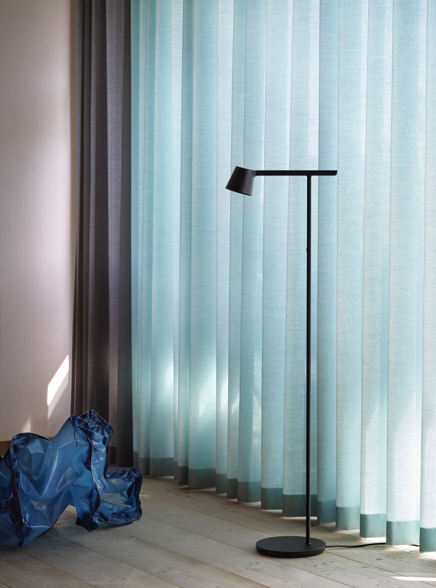 Muuto Tip floor lamp, black | Finnish Design Shop