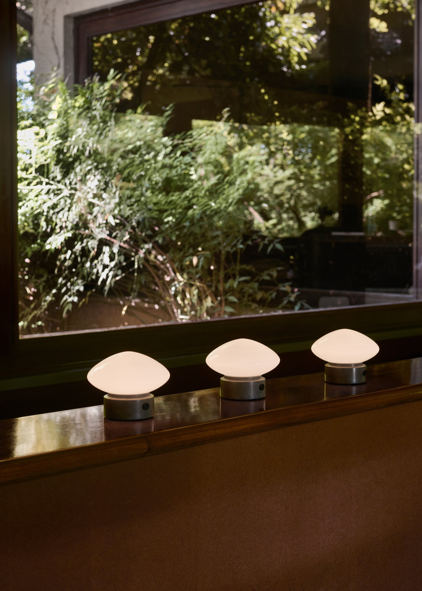 &Tradition Mist portable table lamp AP21, Grigio Caldo marble - opal ...