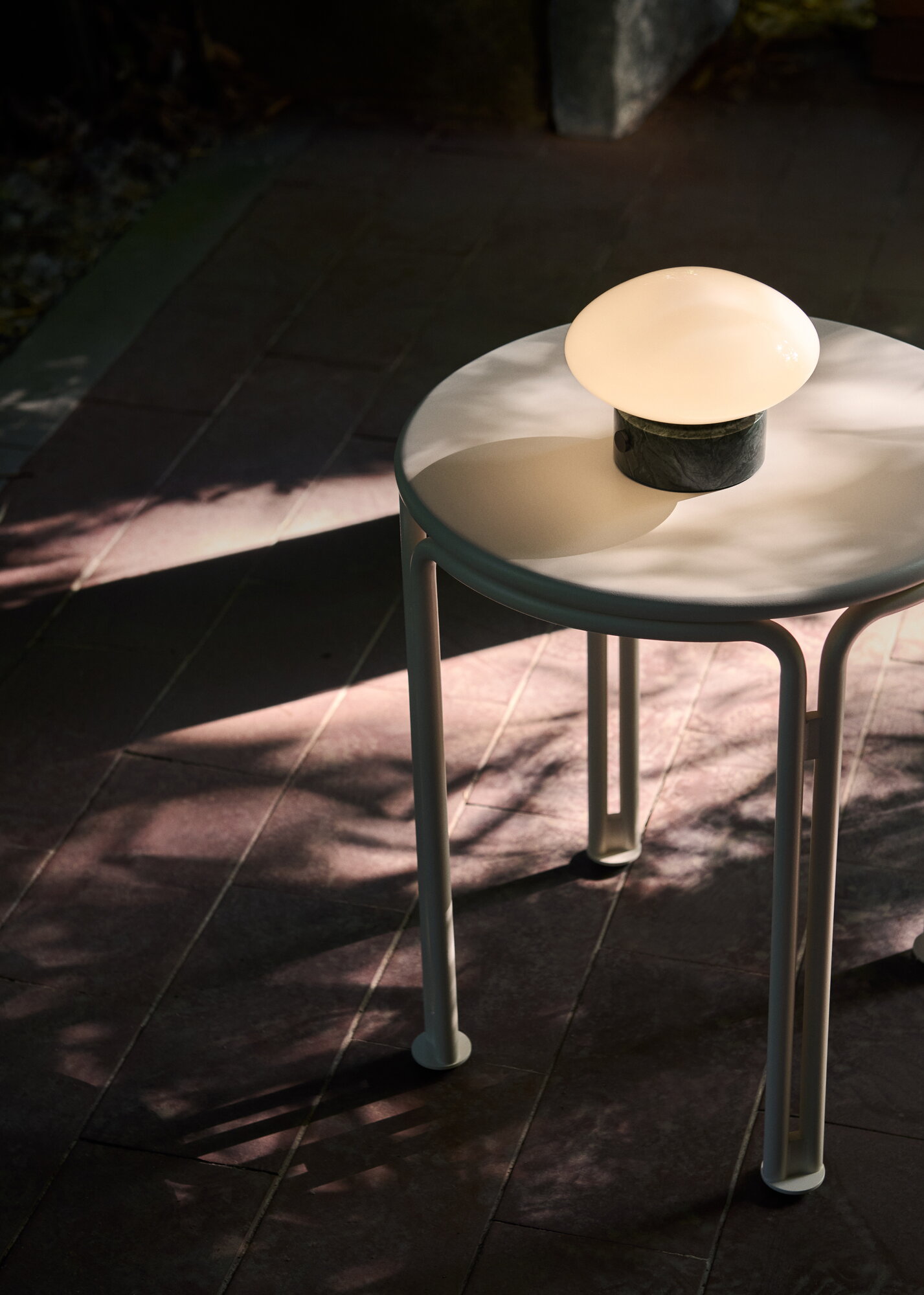 &Tradition Mist portable table lamp AP21, Verde Guatemala marble - opal ...