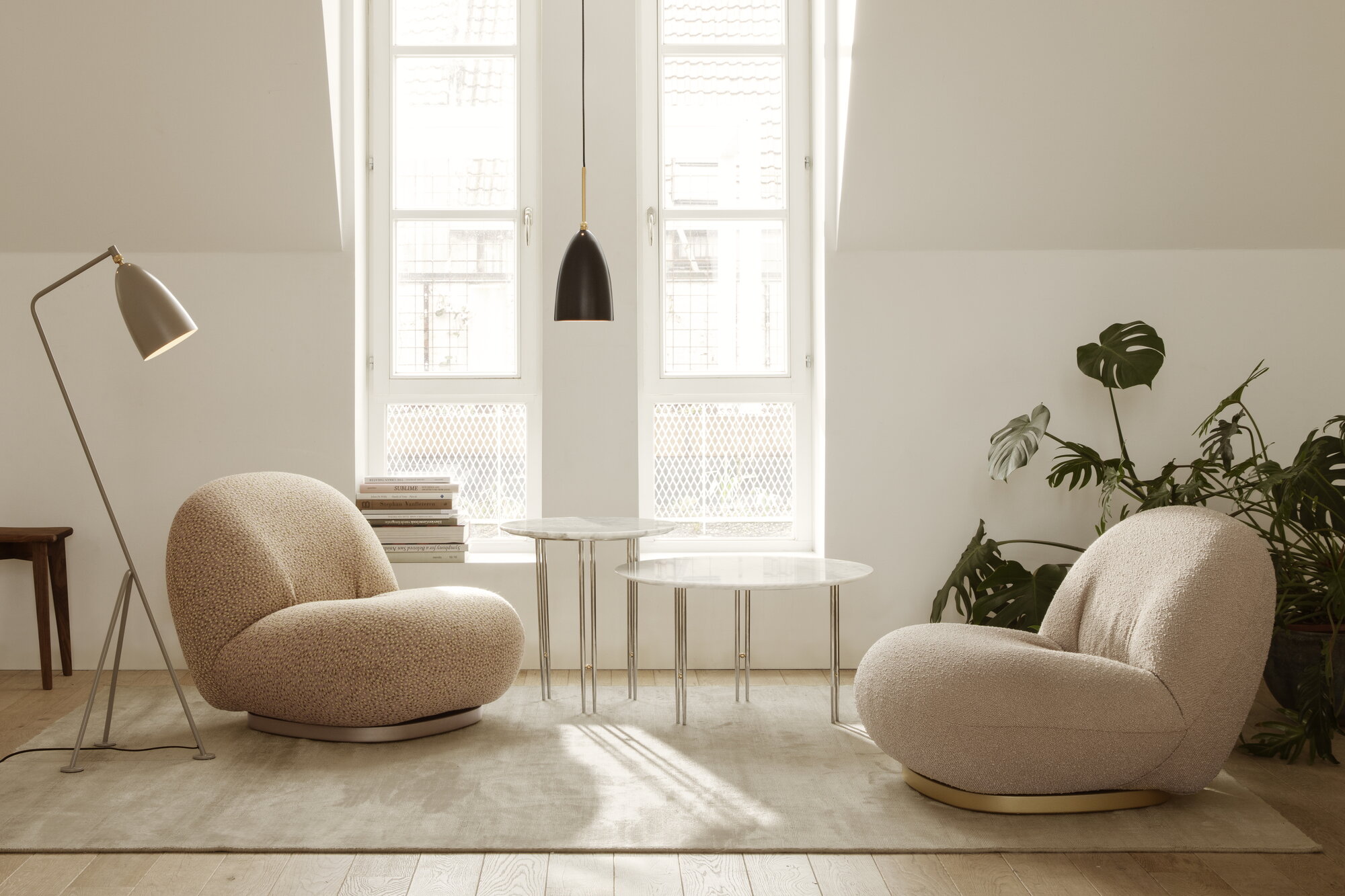 GUBI Gräshoppa floor lamp, warm grey | Finnish Design Shop