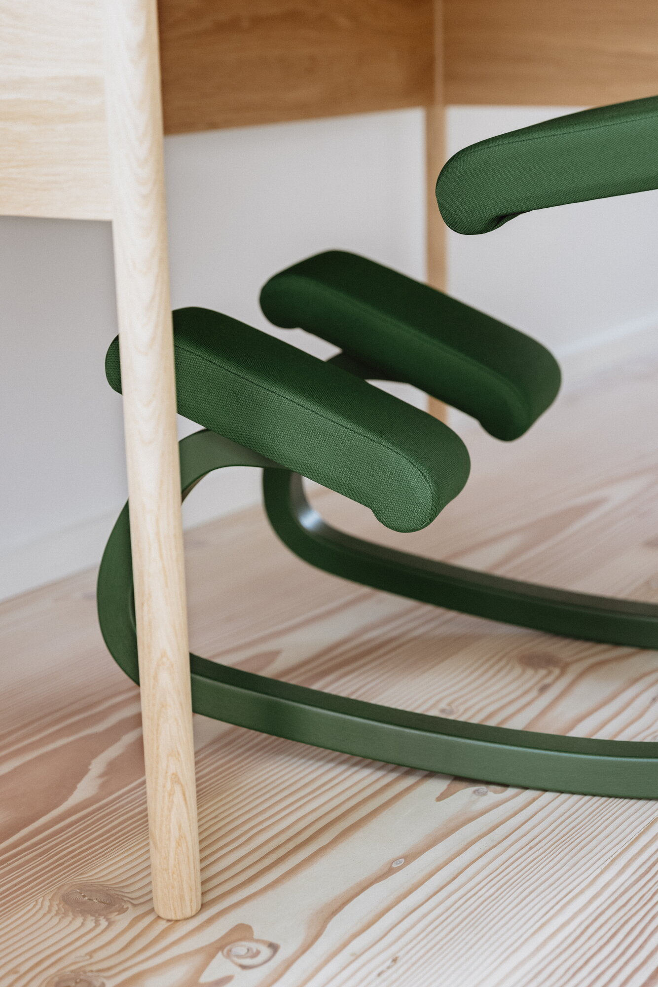 Varier Variable Monochrome kneeling chair, forest | Finnish Design Shop CH