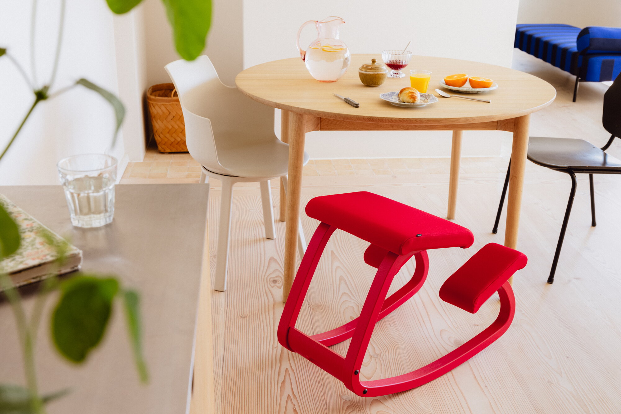 Varier Variable Monochrome kneeling chair, poppy | Finnish Design Shop