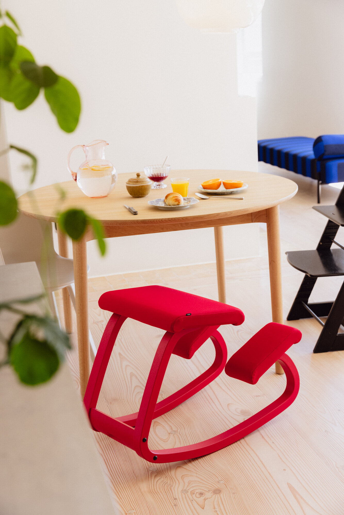 Varier Variable Monochrome kneeling chair, poppy | Finnish Design Shop