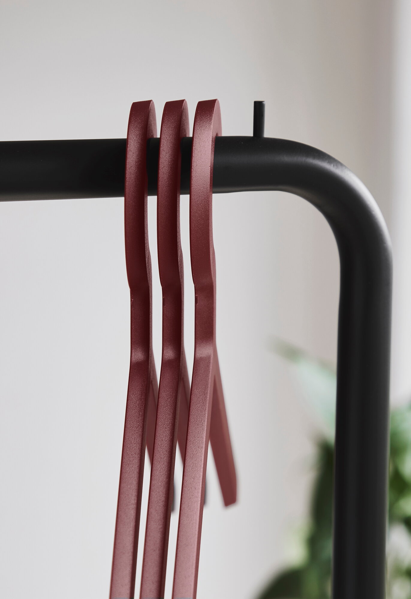 Woud Illusion Kleiderbügel, Set von 3, tiefrot | Finnish Design Shop