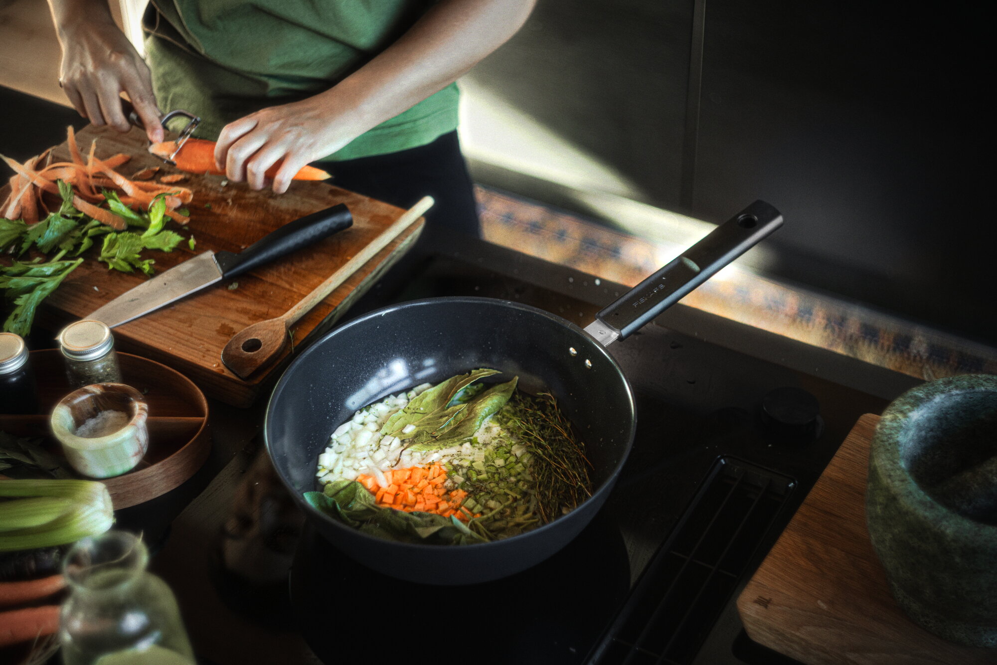 Fiskars Hard Face wok, 28 cm, 4,5 L | Finnish Design Shop