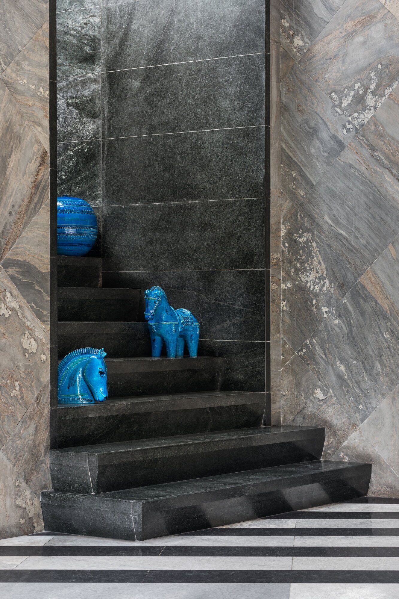 Bitossi Ball vase, medium, 23 cm, Rimini blue | Finnish Design Shop