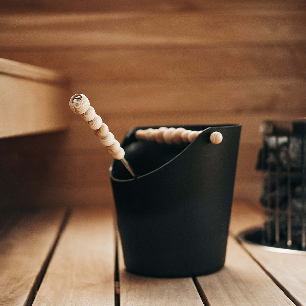 Aarikka Nuppu sauna bucket, black - pine | Finnish Design Shop