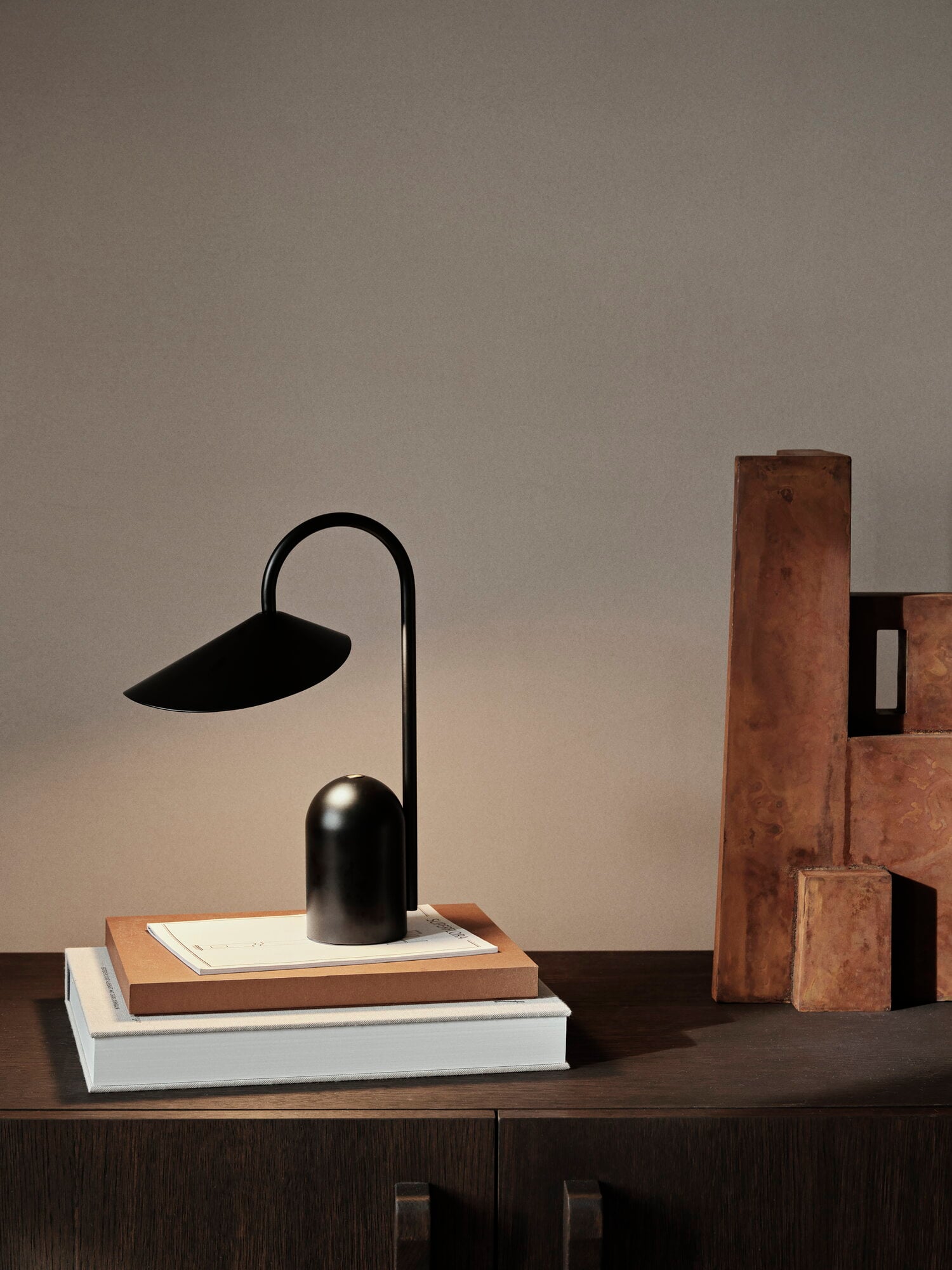 Ferm Living Arum ladattava pöytävalaisin, musta | Finnish Design Shop