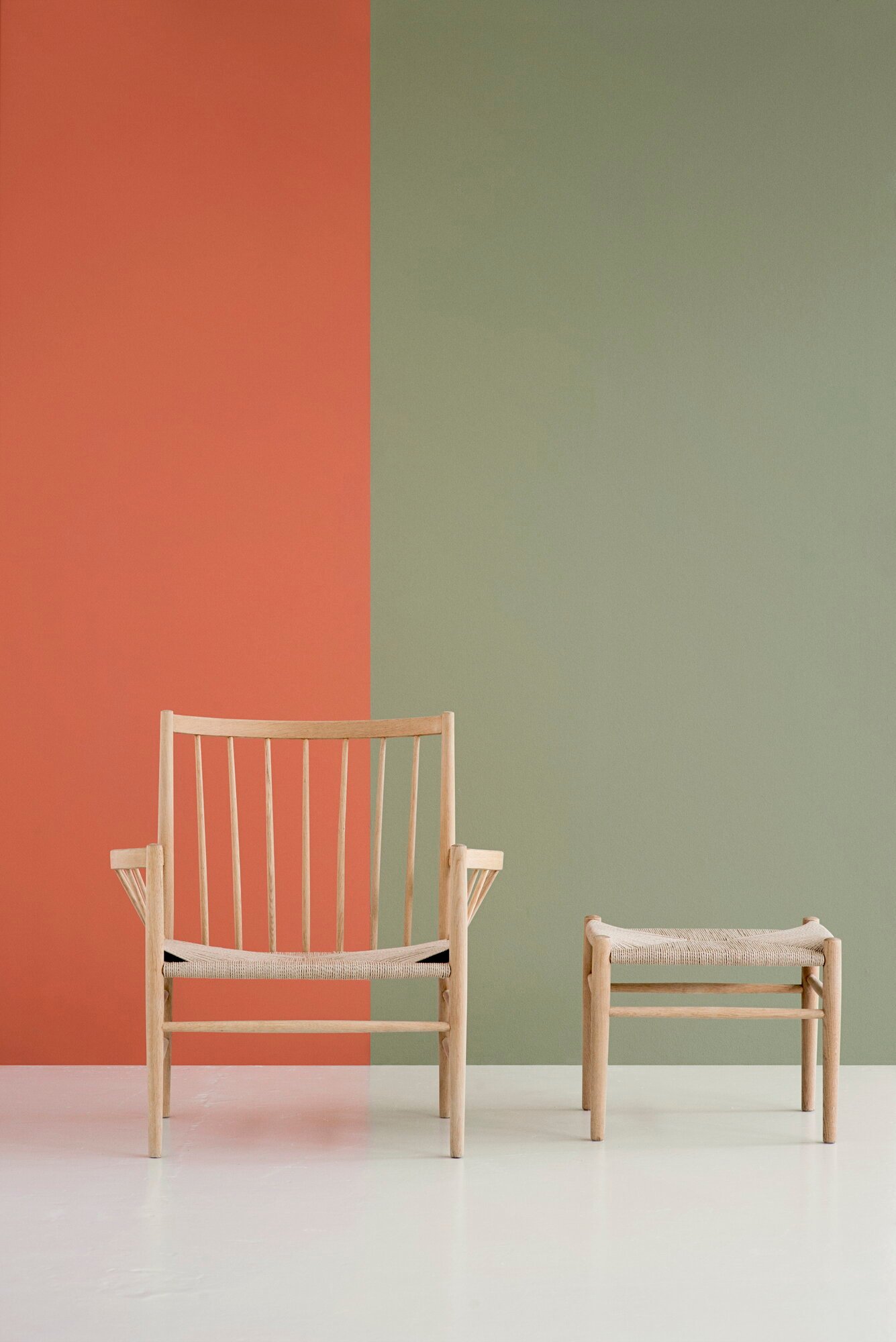 FDB Møbler J83 jakkara, lakattu tammi | Finnish Design Shop