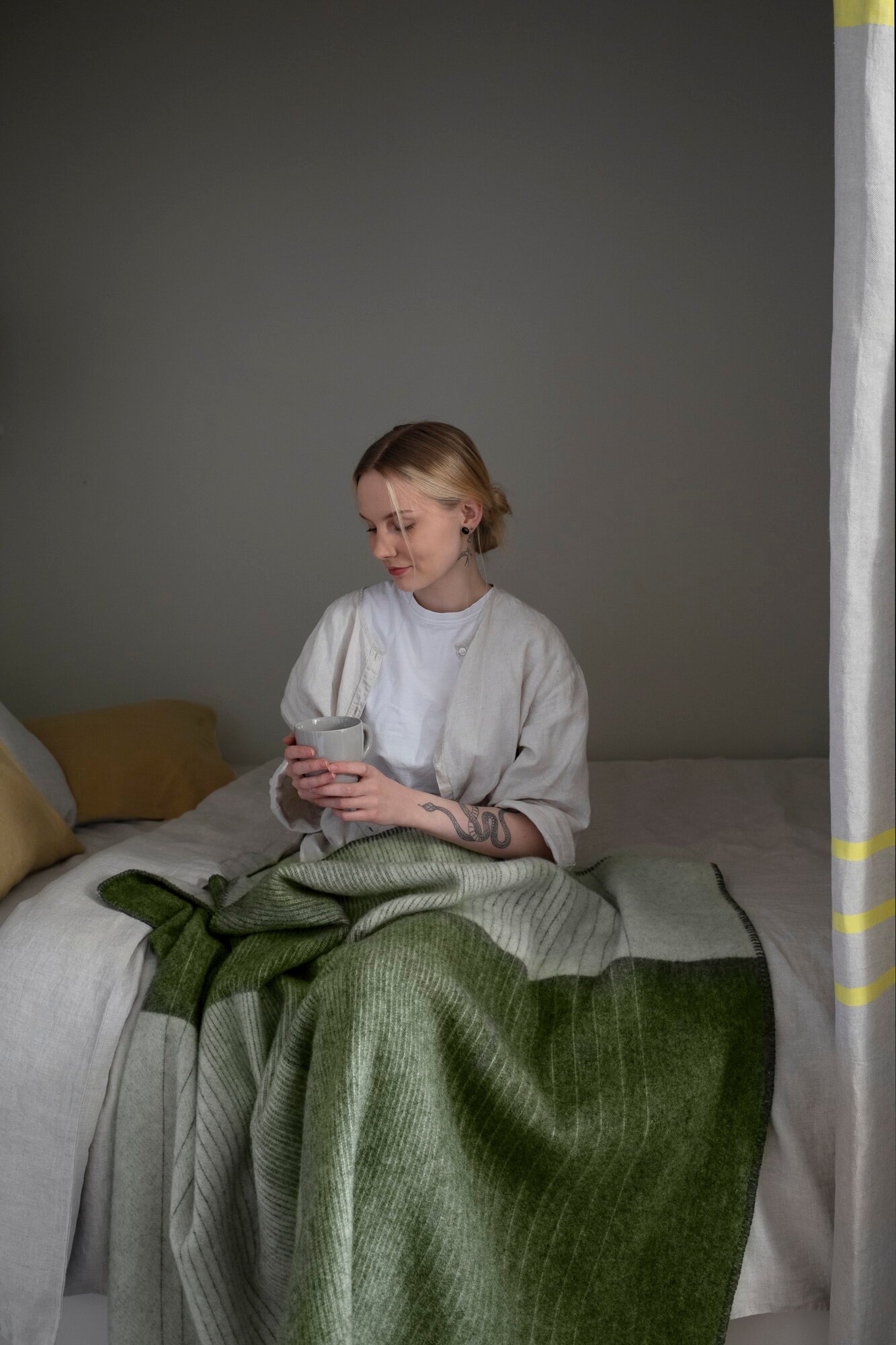 Lapuan Kankurit Kaamos blanket, 150 x 200 cm, white - olive | Finnish ...