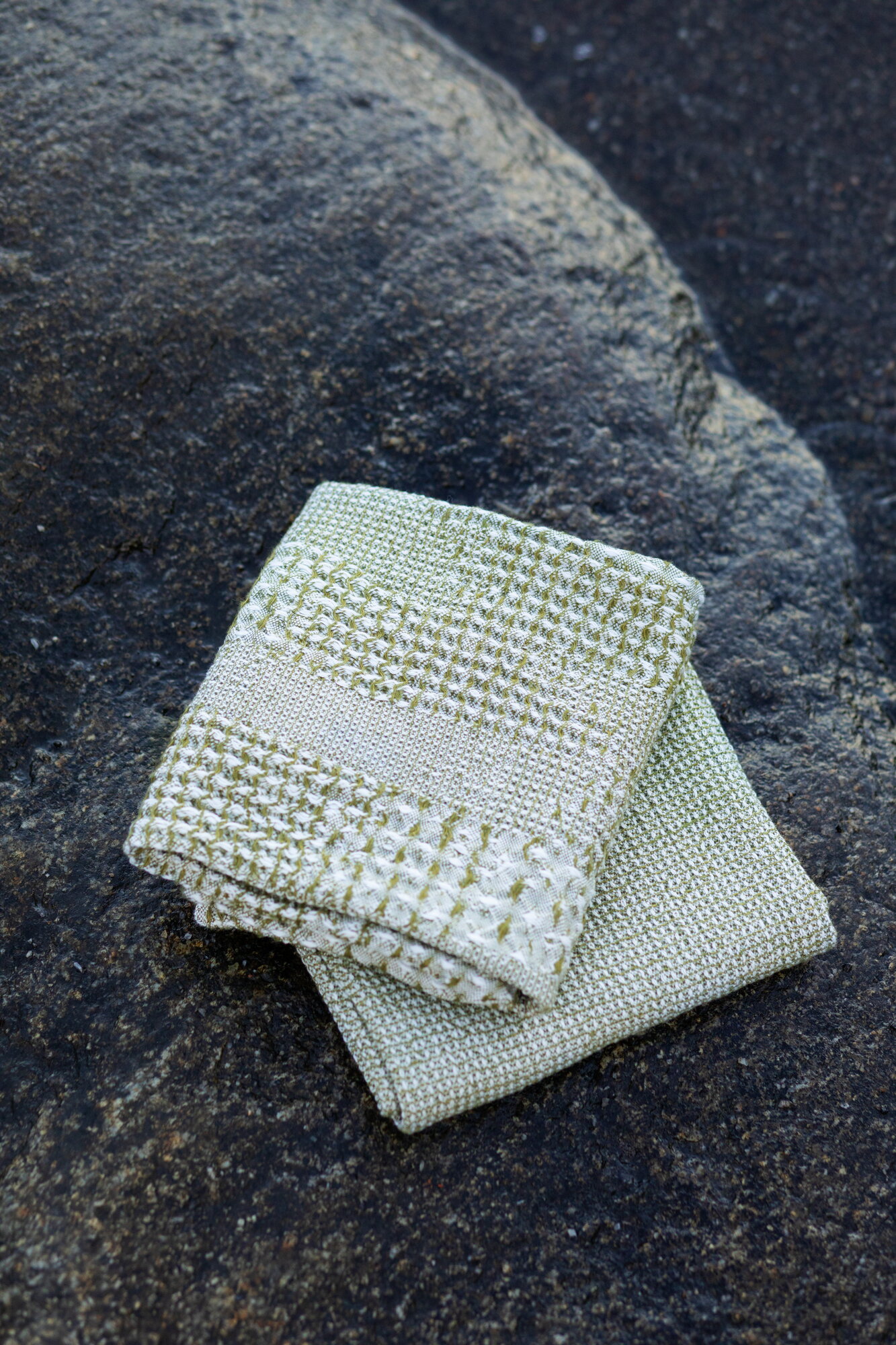 Lapuan Kankurit Serviette à main Kuohu, blanc - olive | Finnish Design Shop