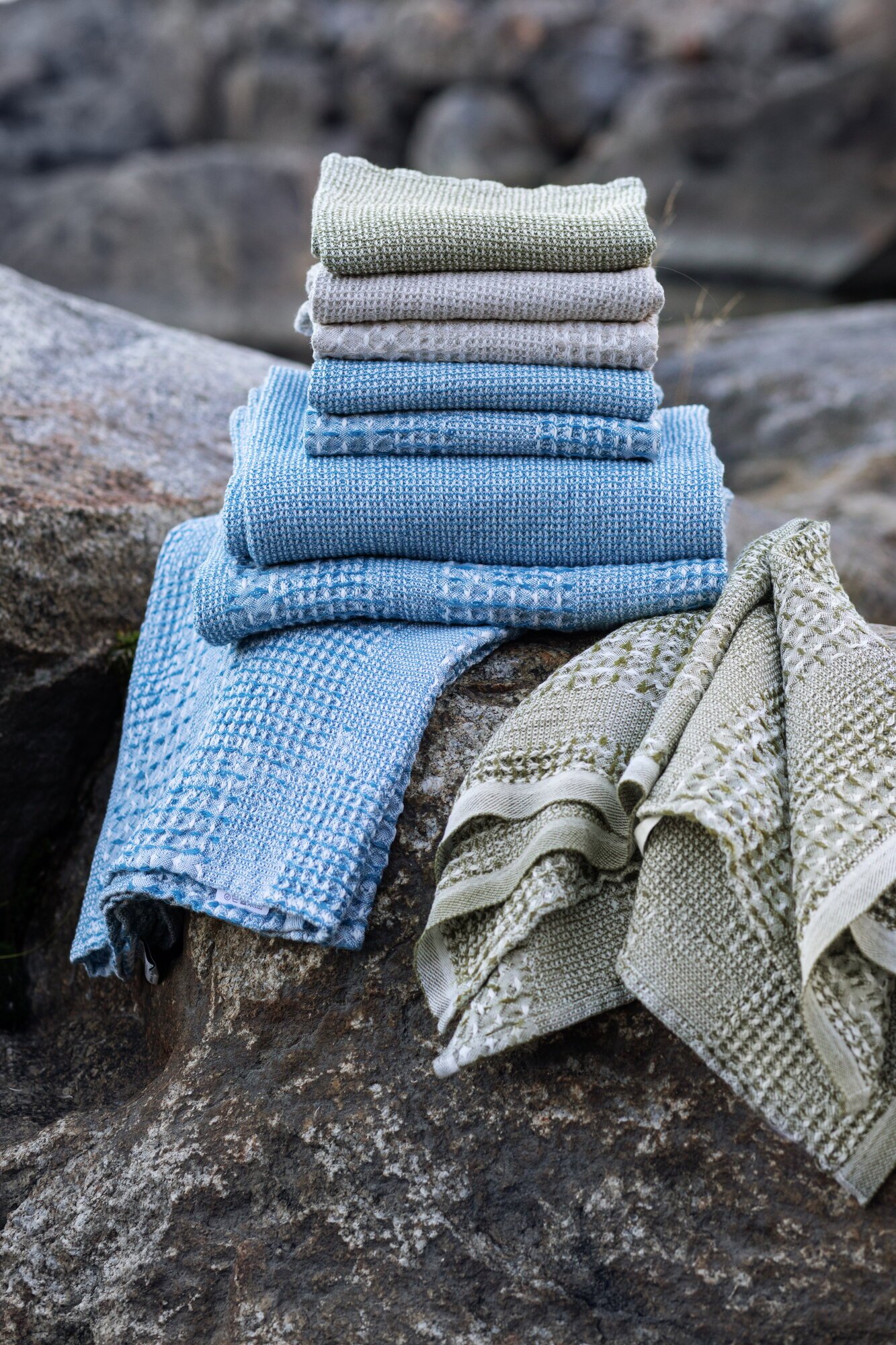 Lapuan Kankurit Asciugamano gigante Kuohu, bianco - oliva | Finnish Design Shop