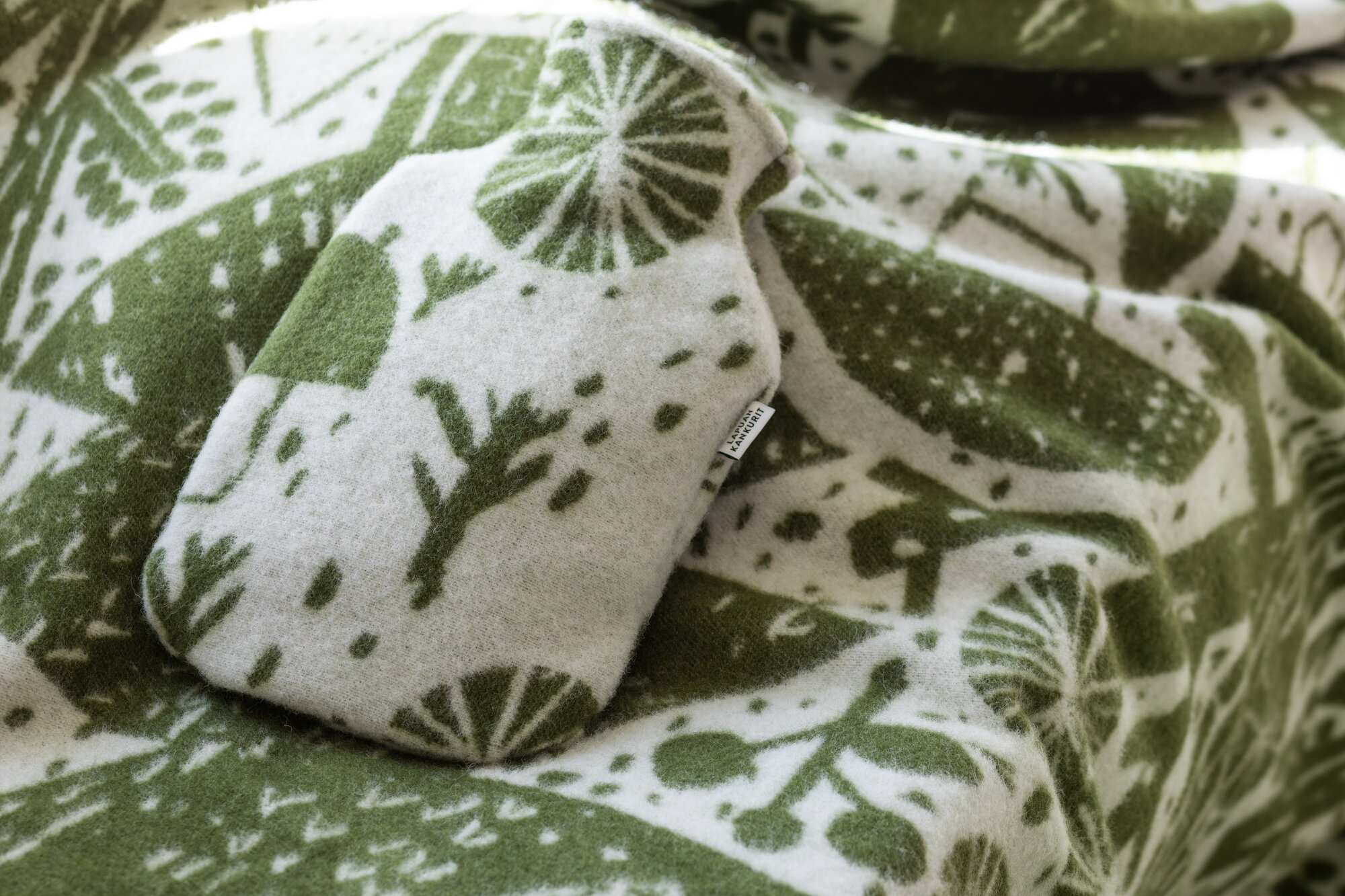 Lapuan Kankurit Metsikkö huopa, oliivi - valkoinen | Finnish Design Shop
