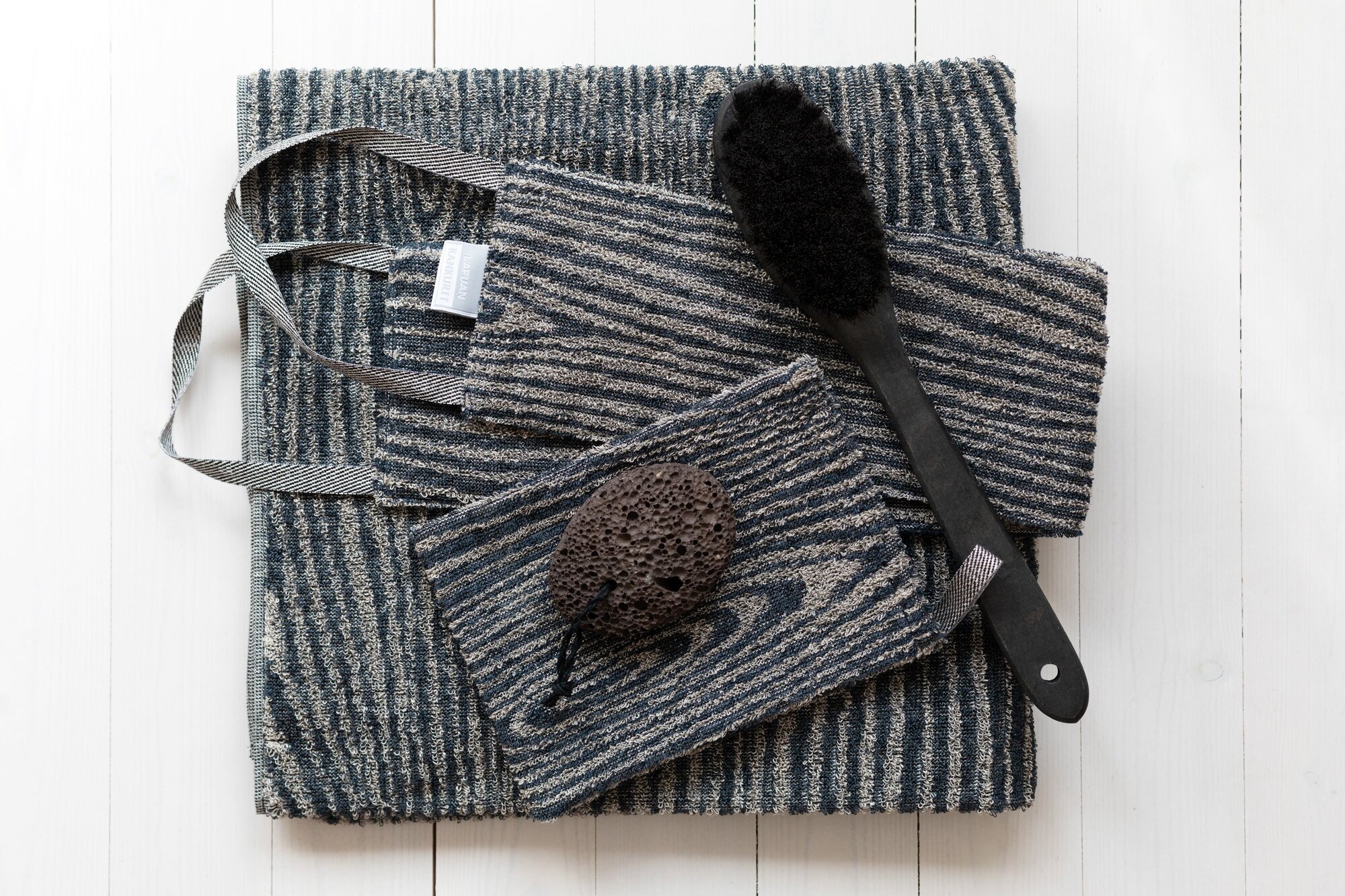 Lapuan Kankurit Viilu kylpypyyhe, musta - pellava | Finnish Design Shop