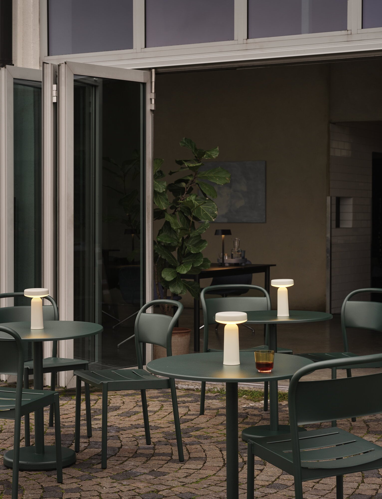 Muuto Linear Steel Café table, 70 cm, verde oscuro | Finnish Design Shop