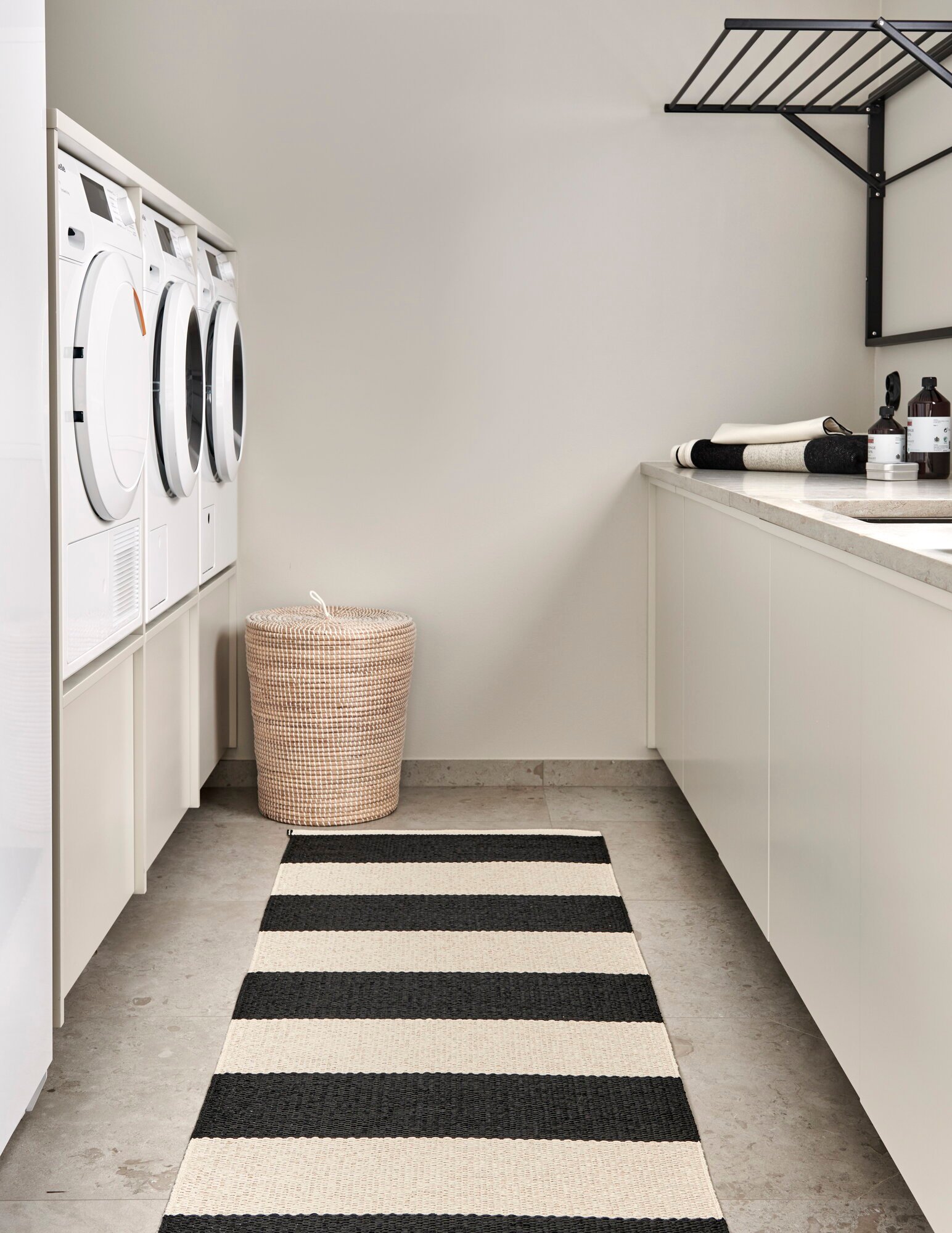 Pappelina Bob rug, 70 x 150 cm, black - vanilla | Finnish Design Shop