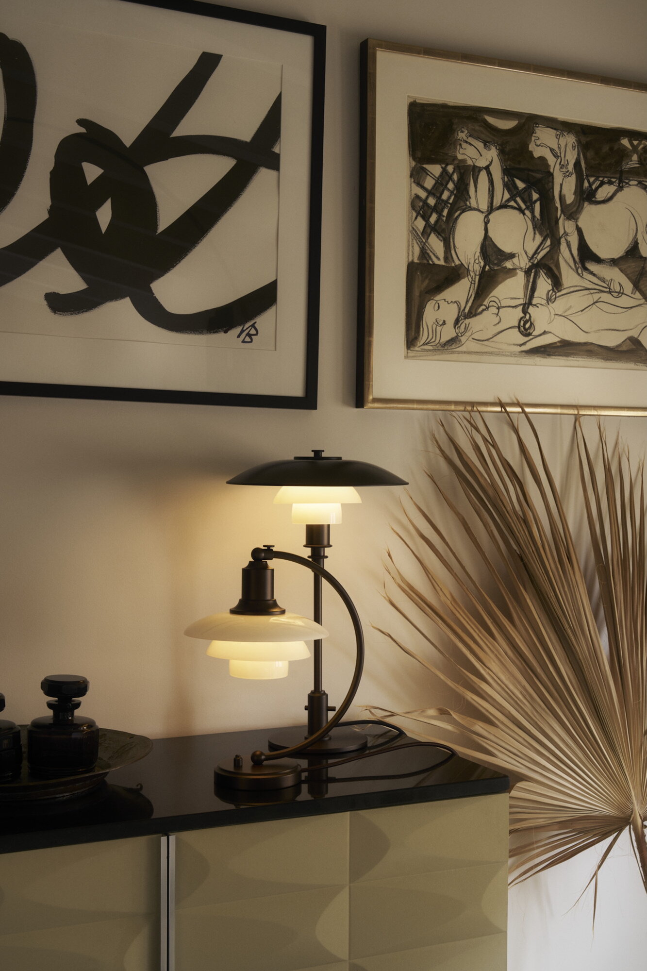 Louis Poulsen PH 2/2 Luna lampe de table, laiton vieilli - blanc opale | Finnish Design Shop