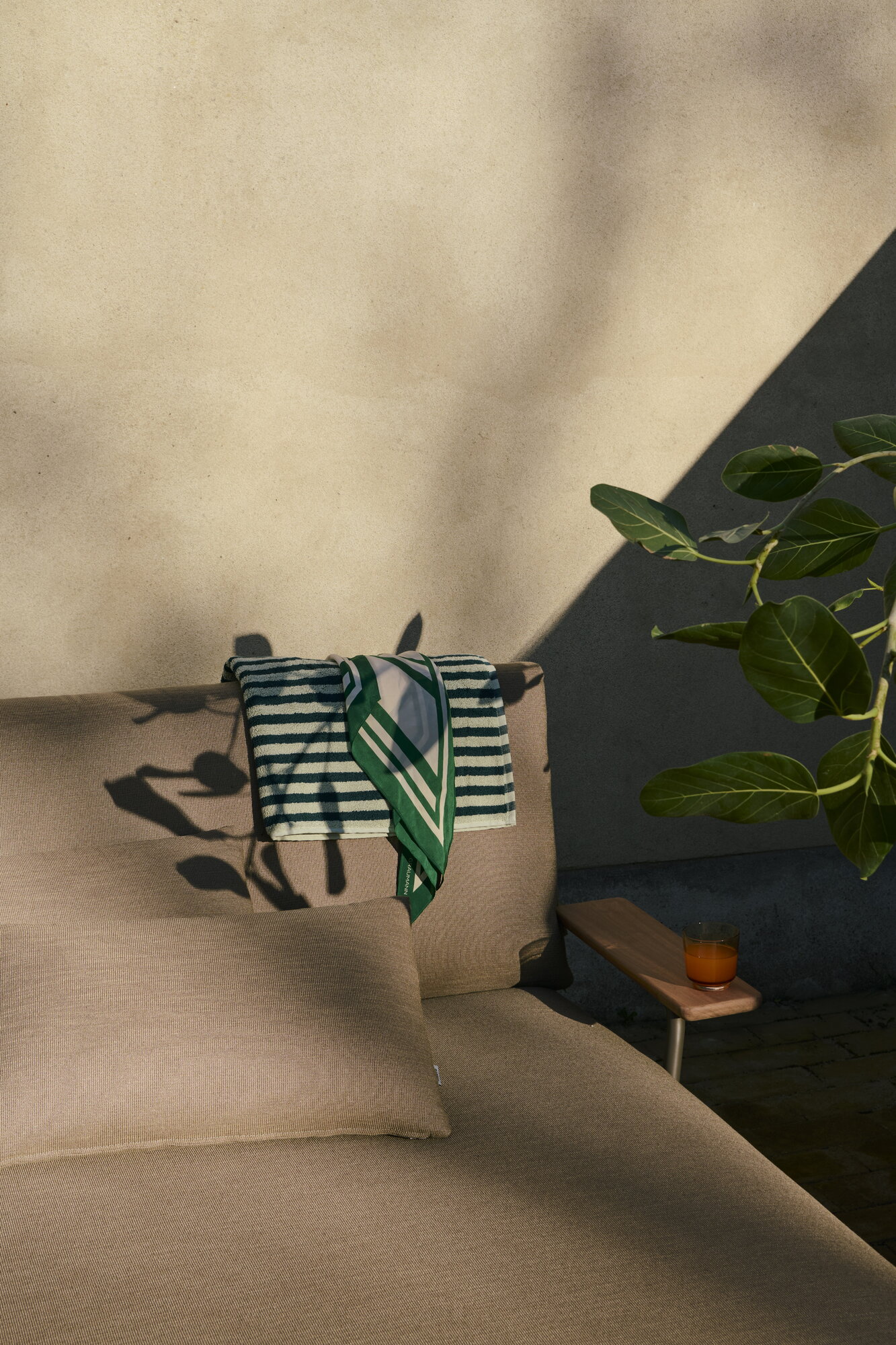 Muuto Settle Outdoor lounge bed w. armrest, Ribbed Weave 5 - taupe ...