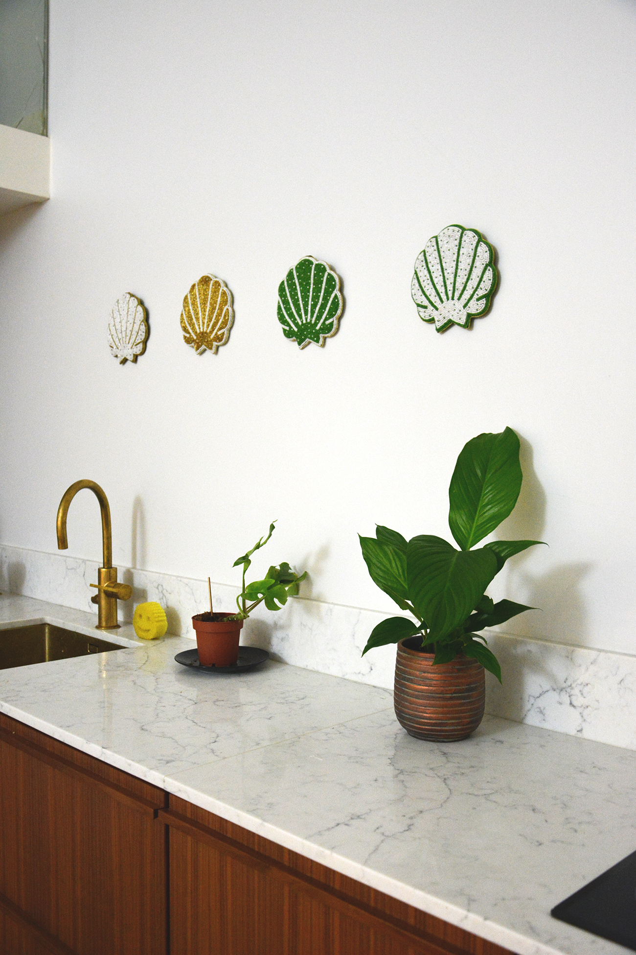 MUM's Shell wall art, gold - white | Finnish Design Shop