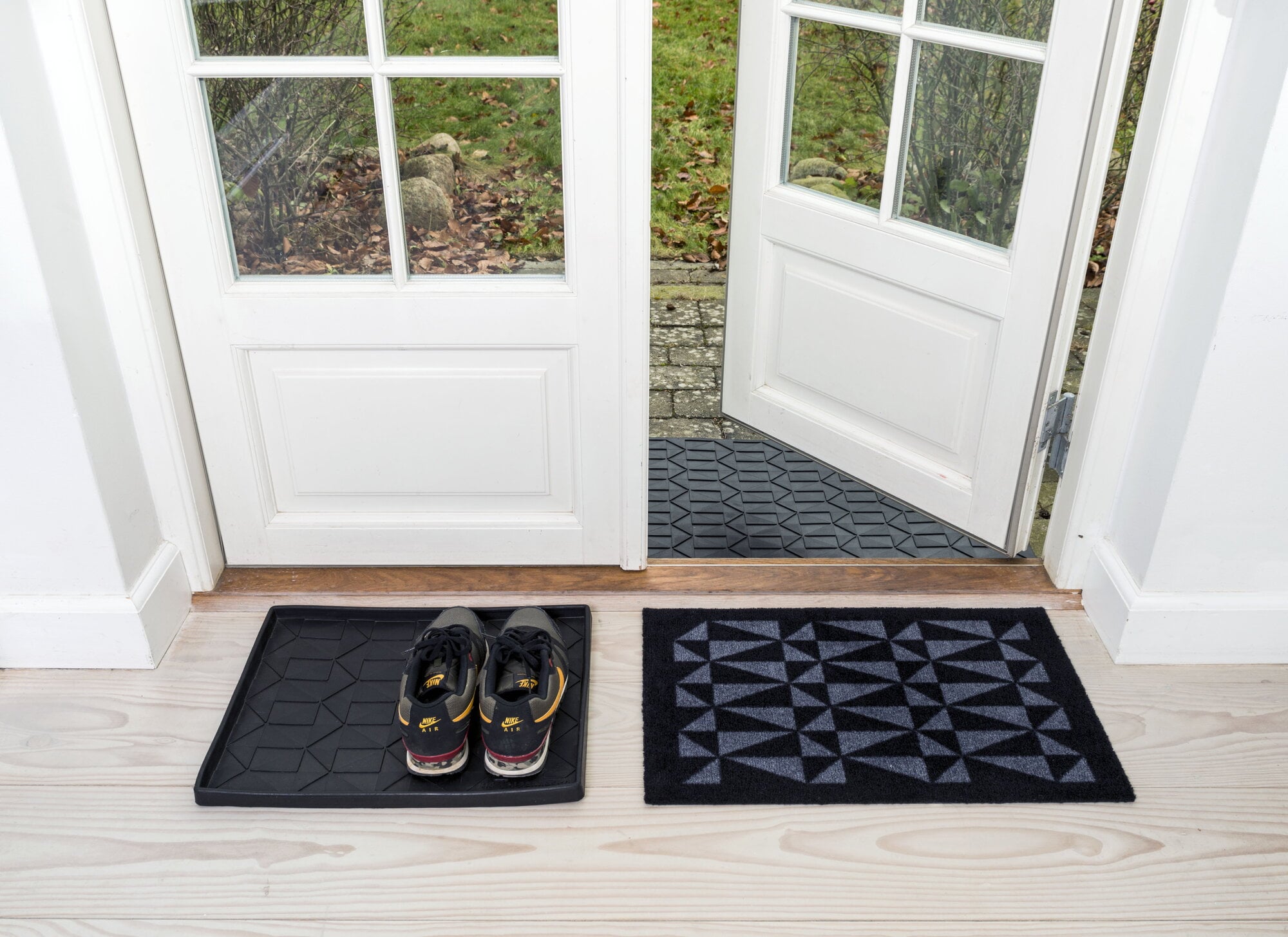 Tica Copenhagen Graphic doormat, 60 x 90 cm, black | Finnish Design Shop