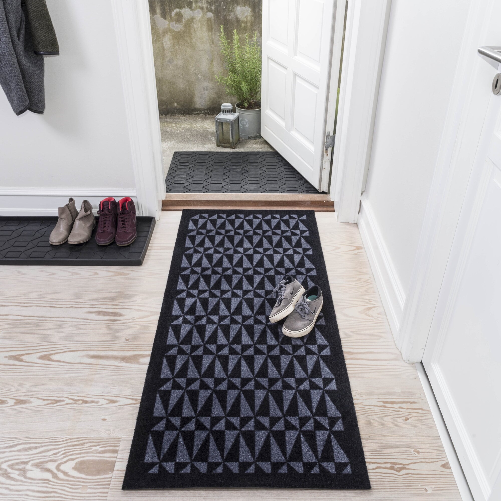 Tica Copenhagen Graphic doormat, 60 x 90 cm, black | Finnish Design Shop