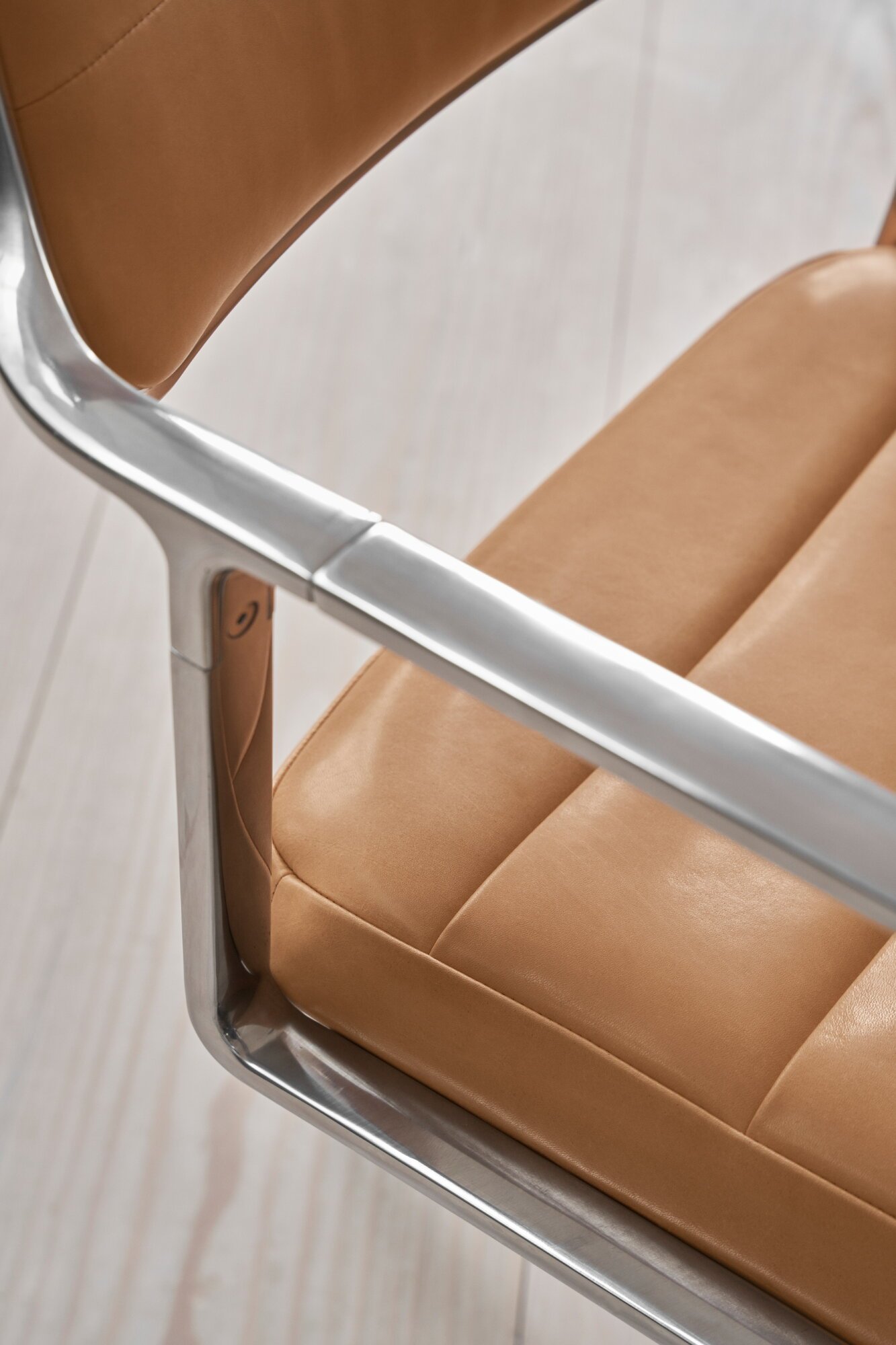 Vipp 453+ Swivel chair, polished frame - camel leather, with gliders ...