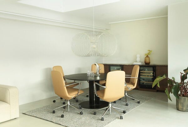 Normann Copenhagen Off chair with 5 wheels, armrests, alu. - brown ...