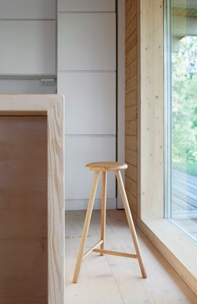Nikari Perch bar stool 63 cm, oak | Finnish Design Shop UK