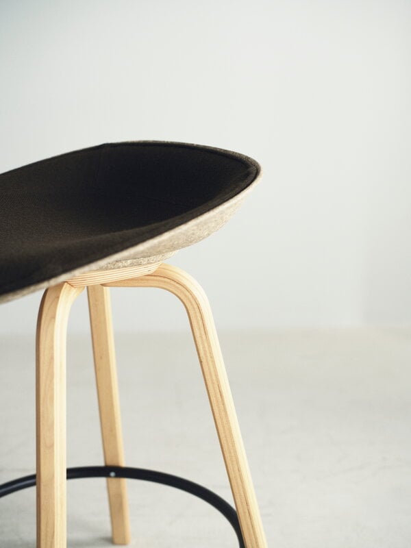 Normann Copenhagen Mat bar stool, 65 cm, beech - cream steel - seaweed ...