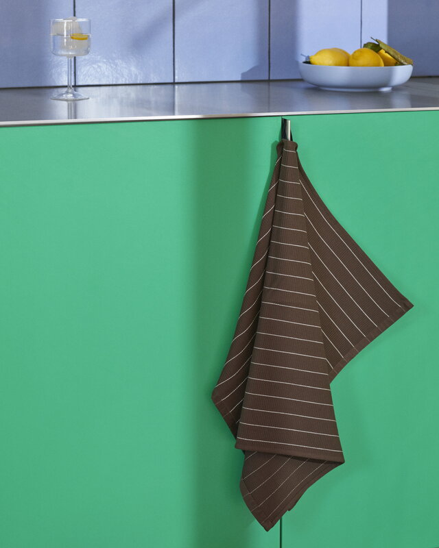 HAY Canteen Keitti pyyhe 52 X 80 Cm Chocolate Pinstripe Finnish