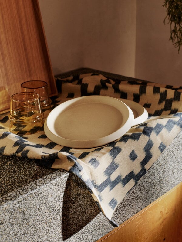 Ferm Living Ikat keittiöpyyhe, ink blue - off-white | Finnish Design Shop