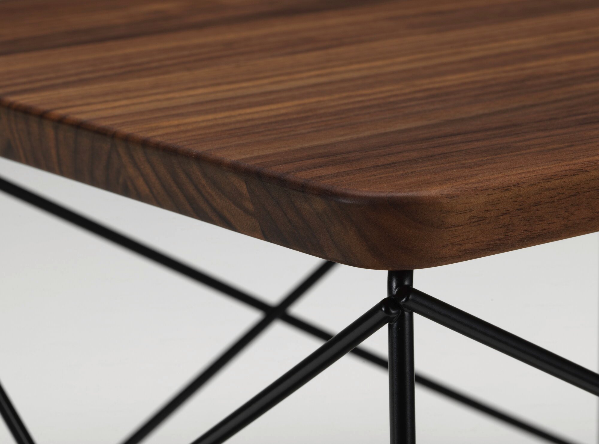 Vitra Eames LTR Occasional table, walnut - basic dark | Finnish Design Shop IE