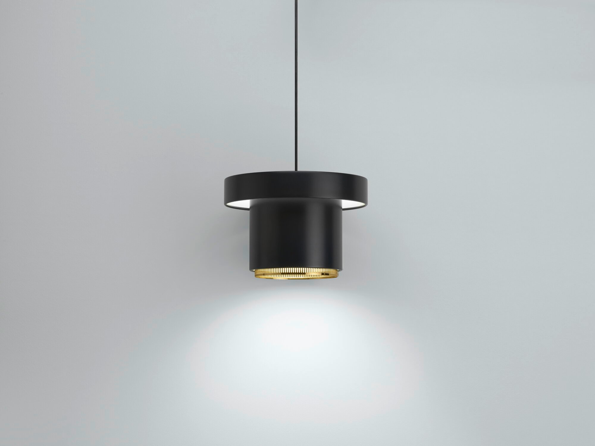 Artek A201 riippuvalaisin, musta - messinki | Finnish Design Shop