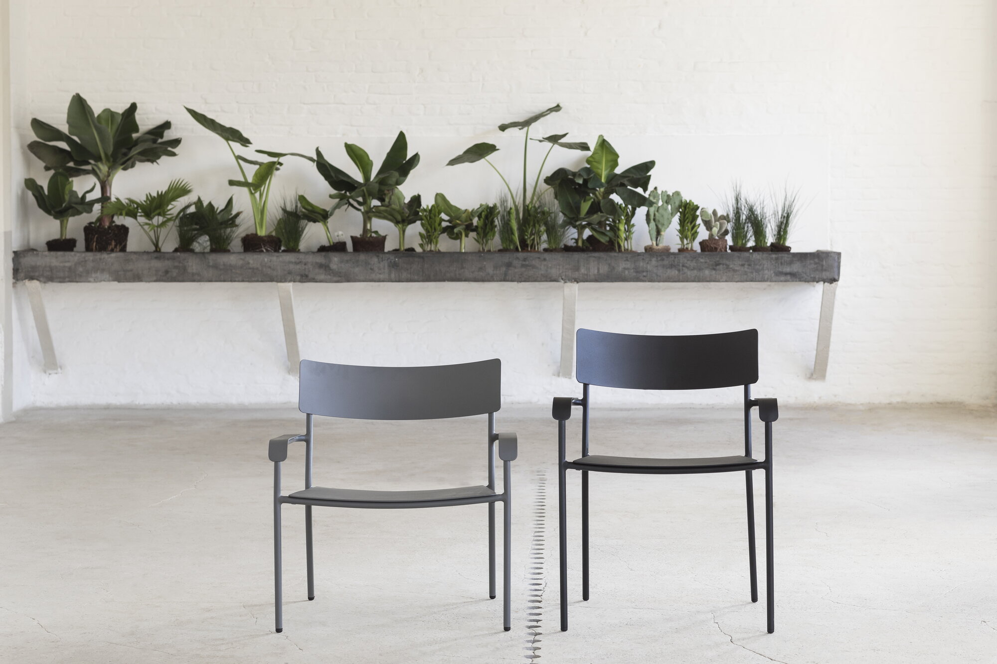 Serax August chair with armrests, narrow, black | Finnish Design Shop