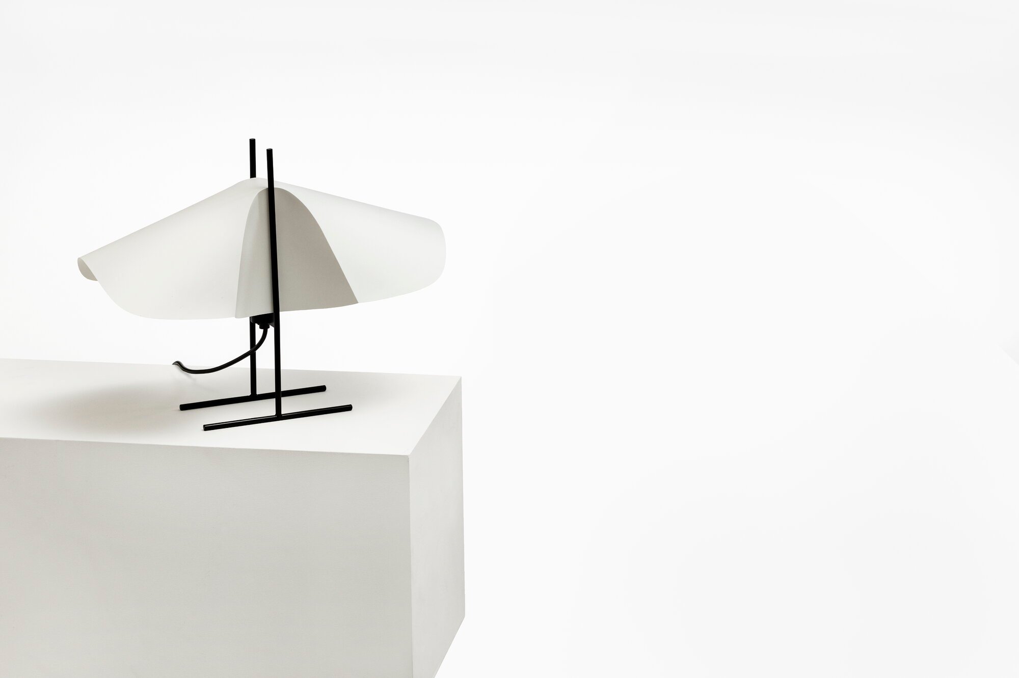 Motarasu Cho table lamp, white - black | Finnish Design Shop