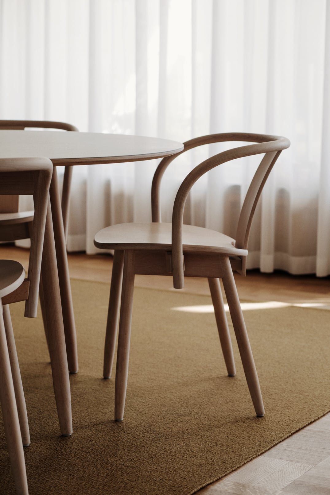 Massproductions Icha tuoli, valkoöljytty pyökki | Finnish Design Shop