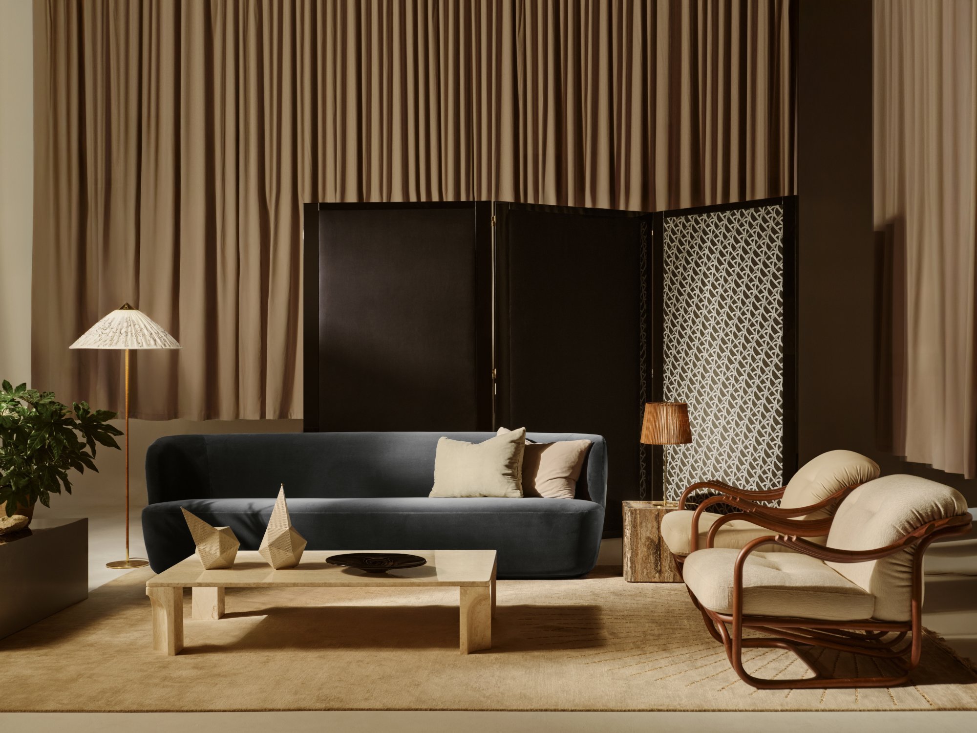 GUBI Poltrona Tria nojatuoli, tumma rottinki - Reales 001 | Finnish Design Shop