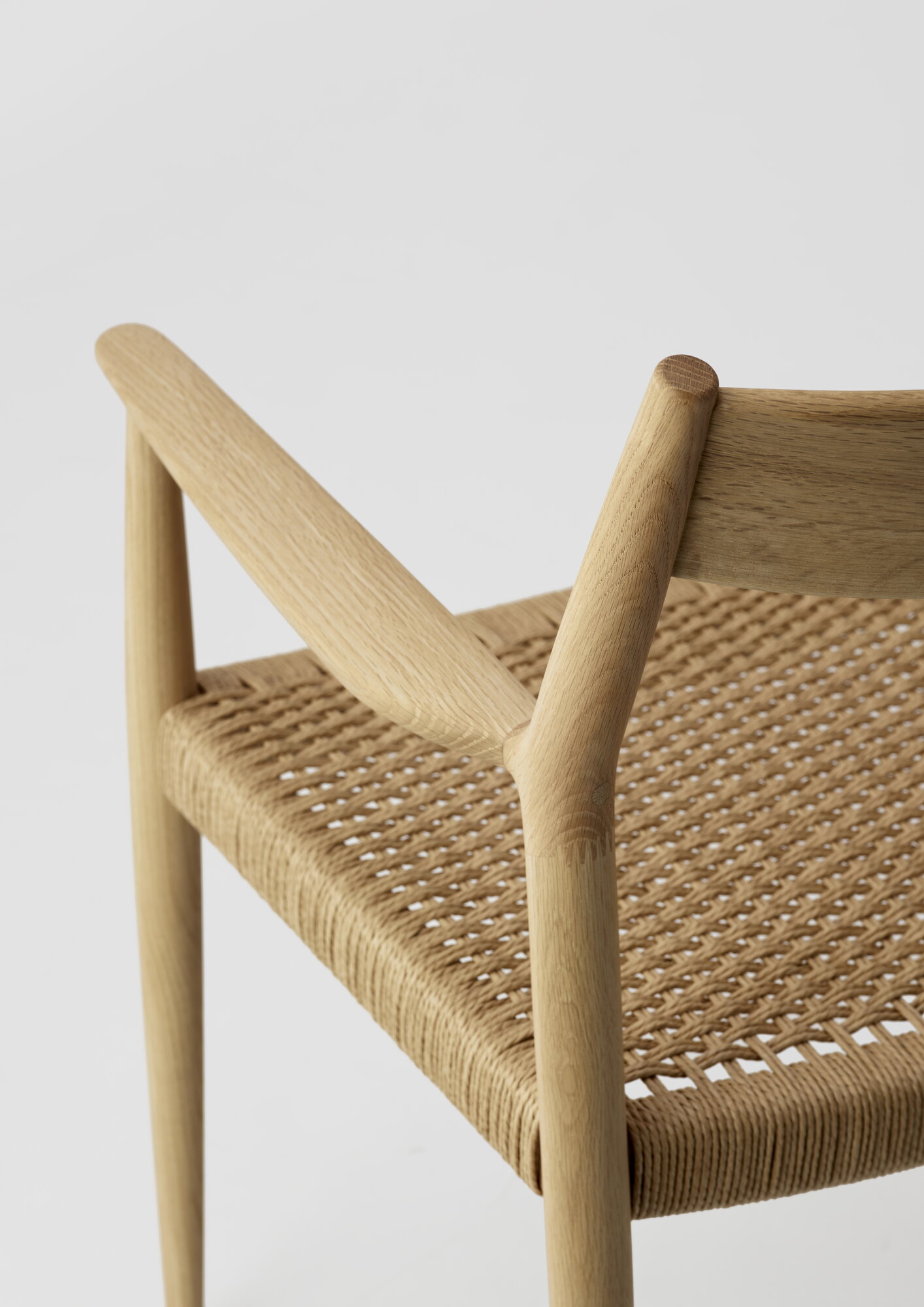 Karimoku Case N-DC01 dining armchair, lacquered oak - natural paper ...