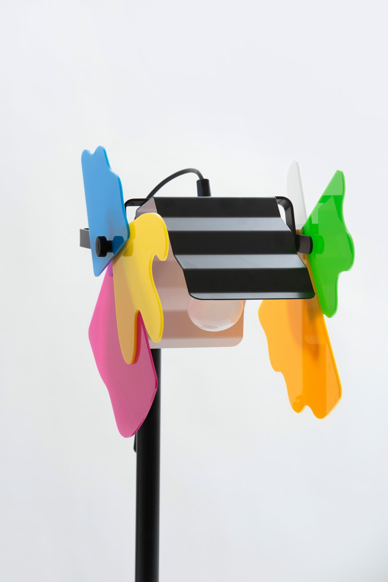 Innolux Perhonen golvlampa, svart - flerfärgad | Finnish Design Shop