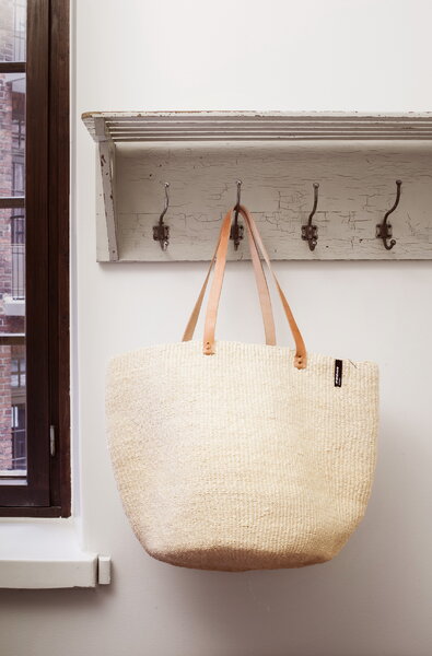 Mifuko Kiondo shopper basket, M, off-white | Finnish Design Shop