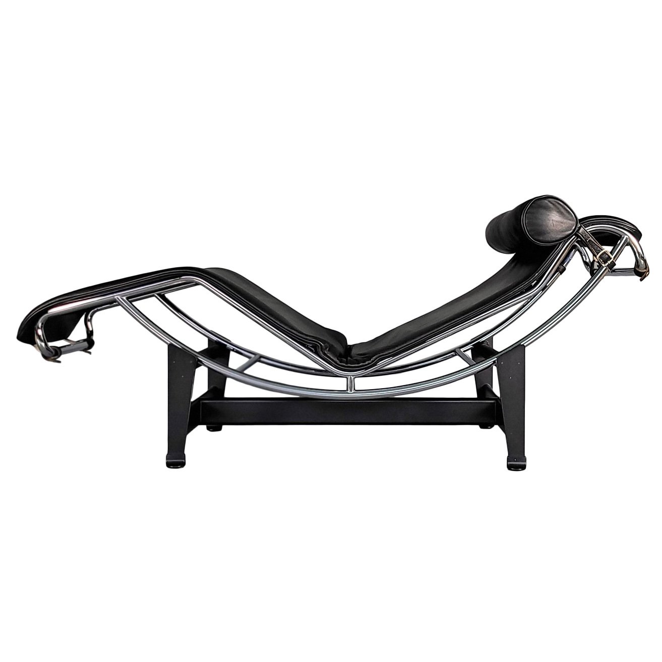 Cassina LC4 chaise longue, black leather - chrome | Pre-used design | Franckly